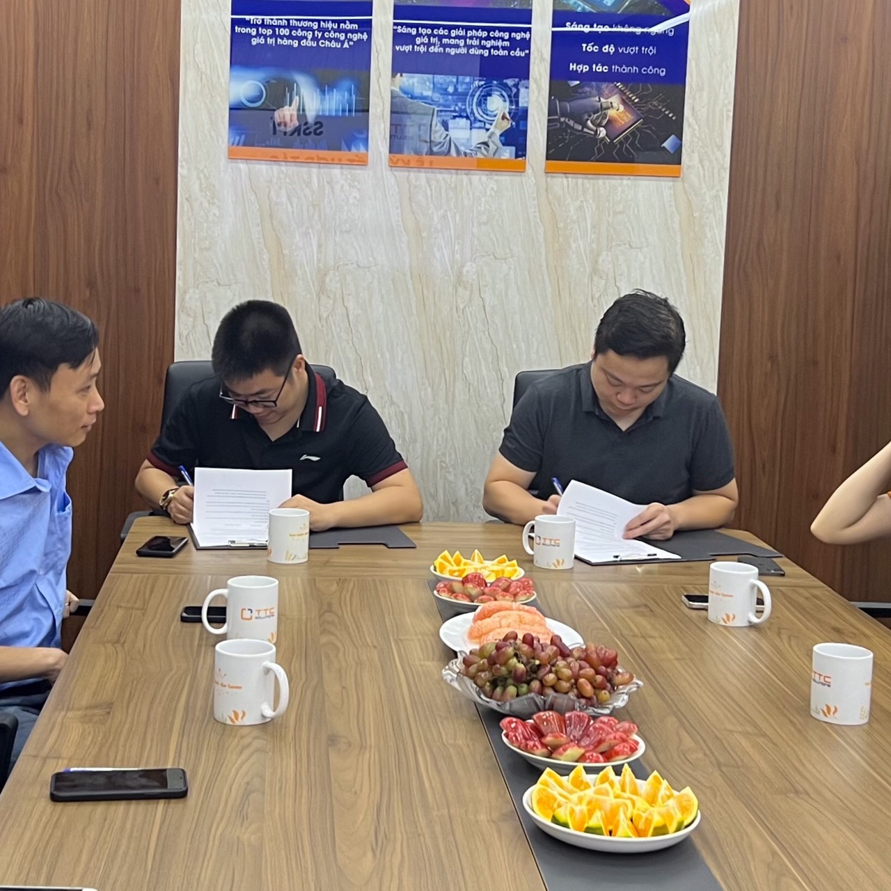 Lễ ký kết hợp tác giữa Công ty Cổ phần Giải pháp Công nghệ TTC Việt Nam và Công ty Cổ phần Giá ...